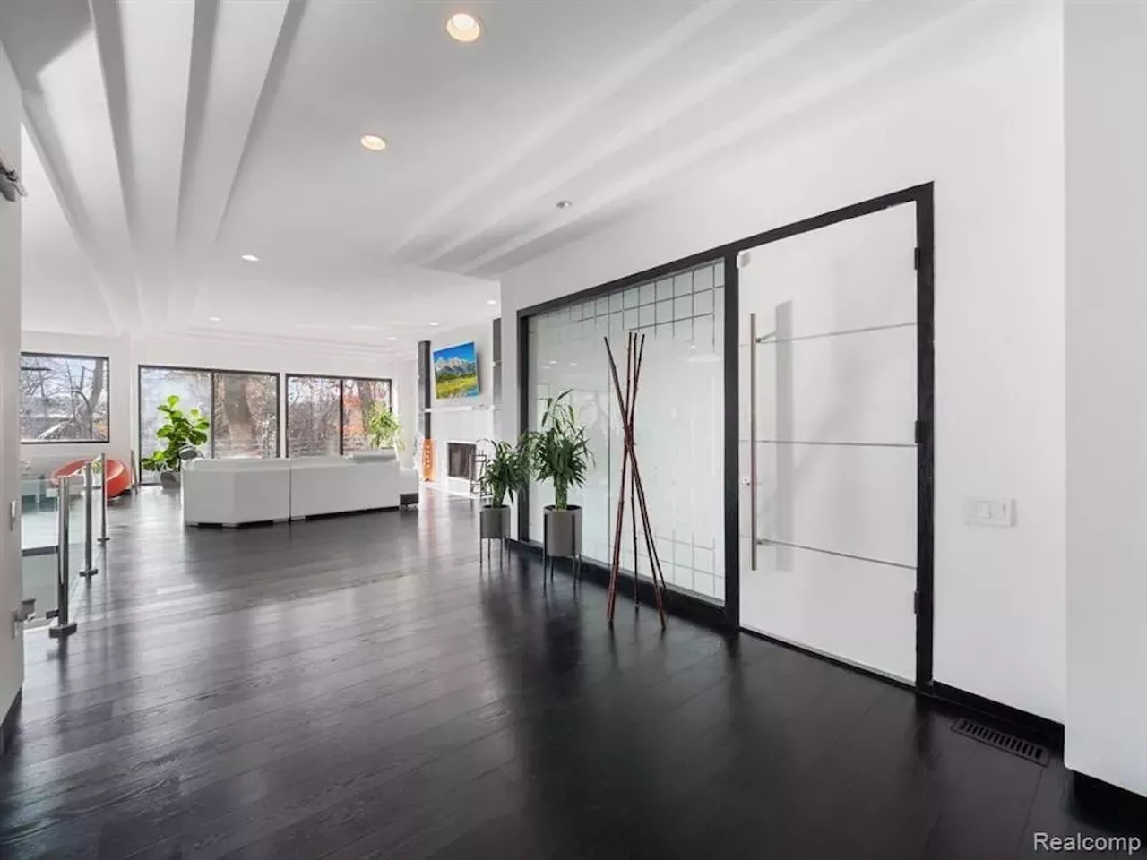 This $1.09M Irving Tobocman-designed masterpiece in West Bloomfield has ...