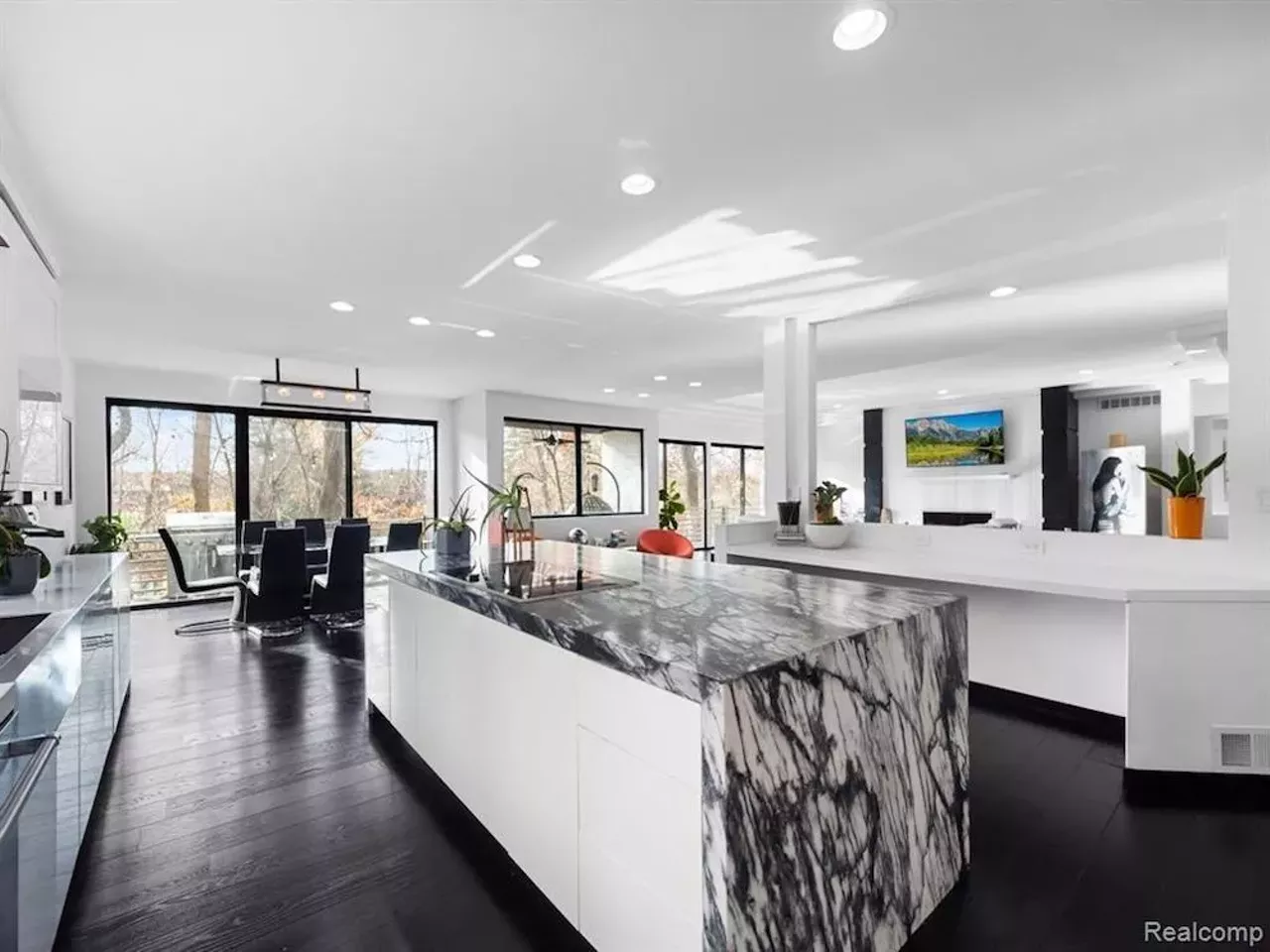 This $1.09M Irving Tobocman-designed masterpiece in West Bloomfield has ...