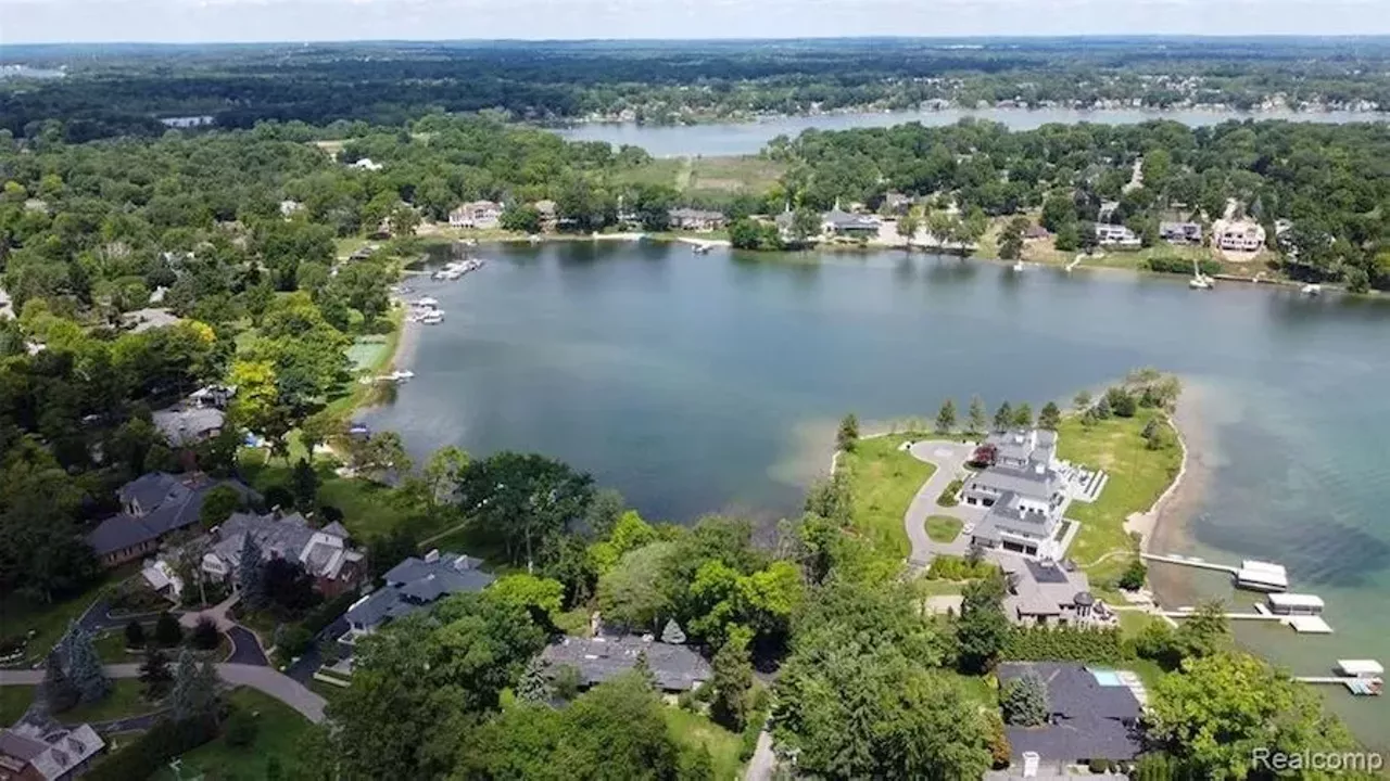 This $2.7 million lakefront Minoru Yamasaki-designed home in metro ...